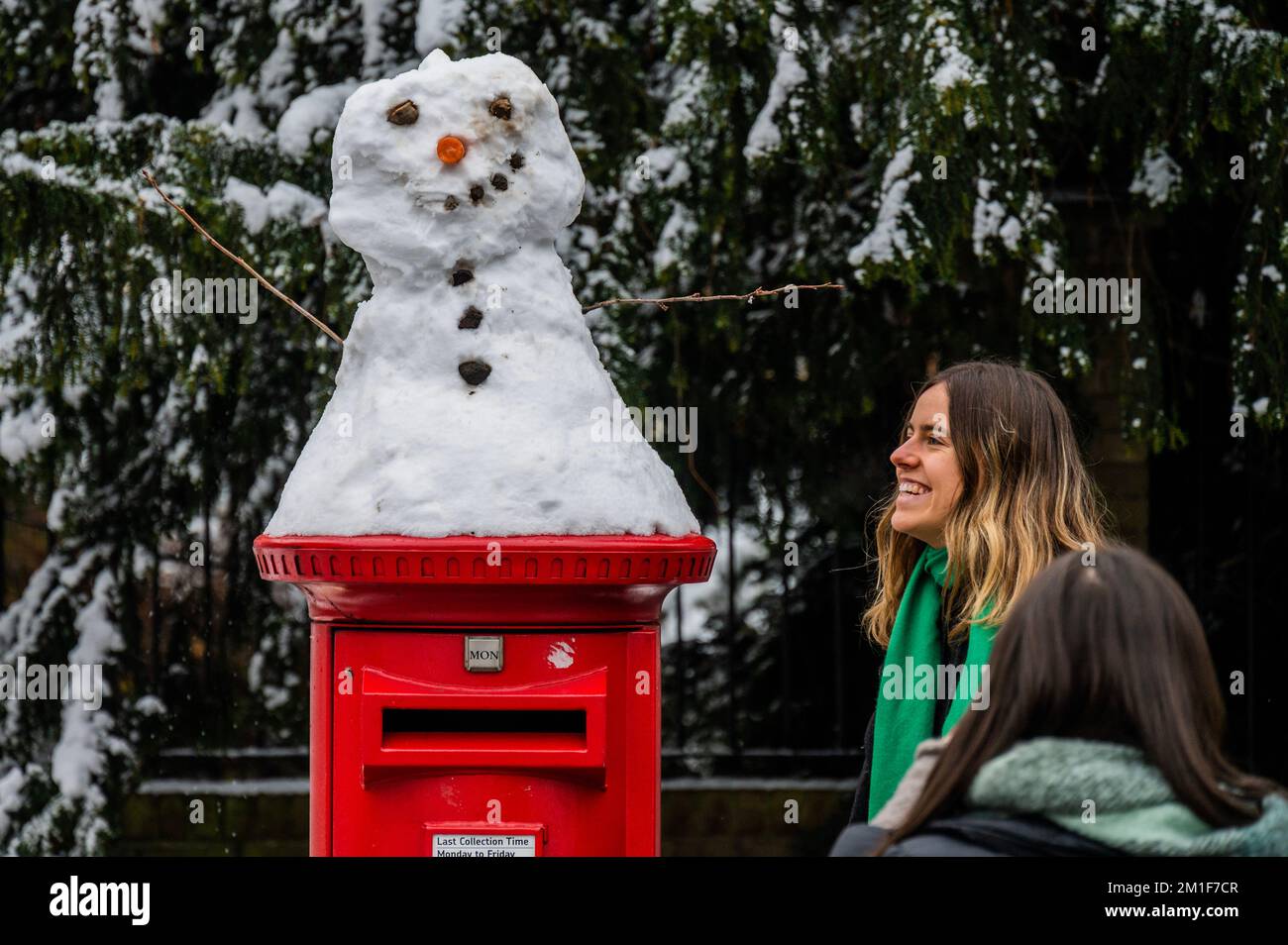 London, UK. 12th Dec, 2022. An 'Olaf' snowman sits on top of a Royal ...