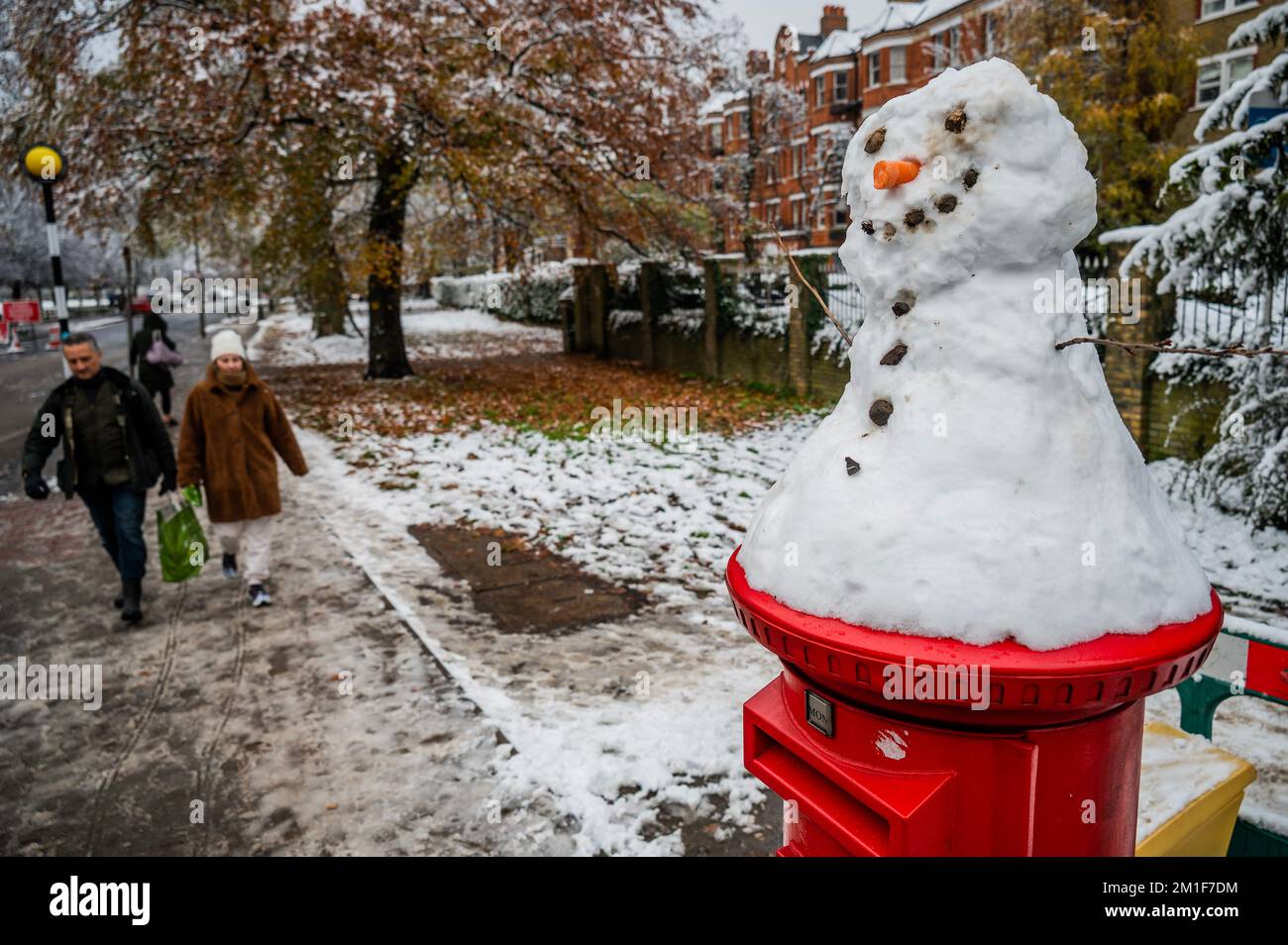 London, UK. 12th Dec, 2022. An 'Olaf' snowman sits on top of a Royal ...