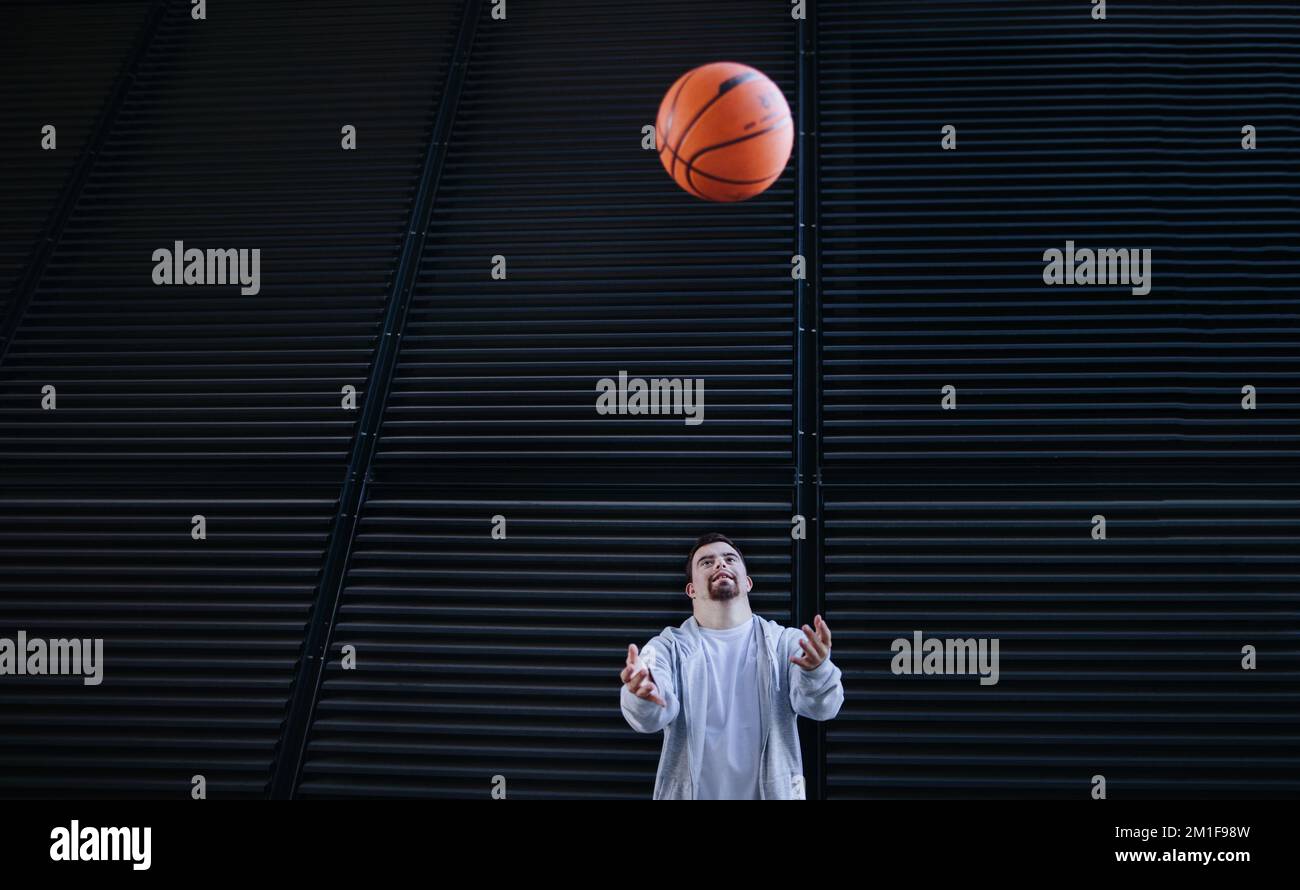 Black guy basketball hi-res stock photography and images - Alamy
