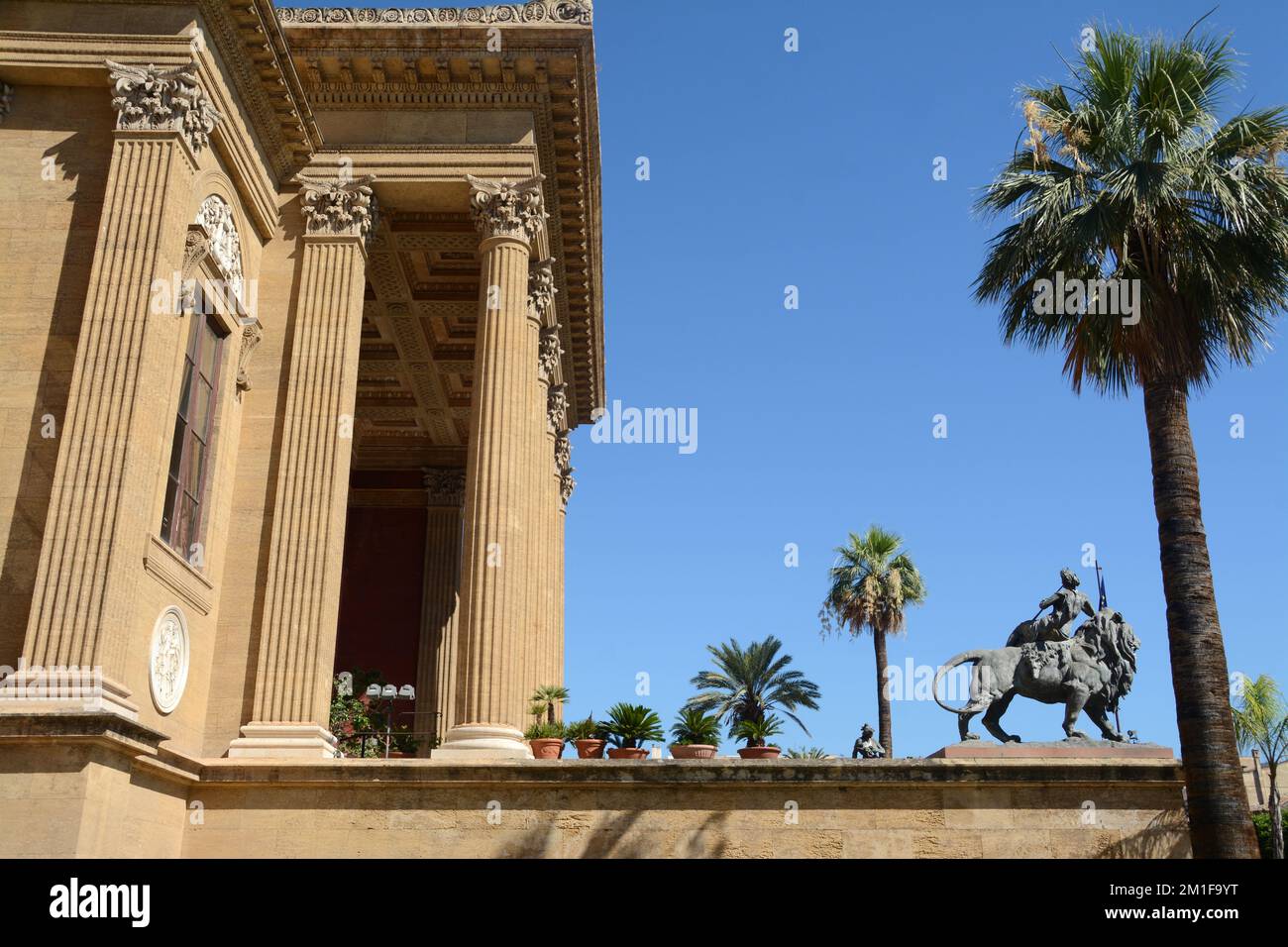 The Teatro Massimo Vittorio Emanuele, better known as Teatro Massimo ...