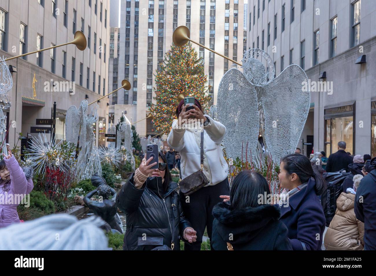 New York, United States. 04th Dec, 2022. People take selfies with the ...