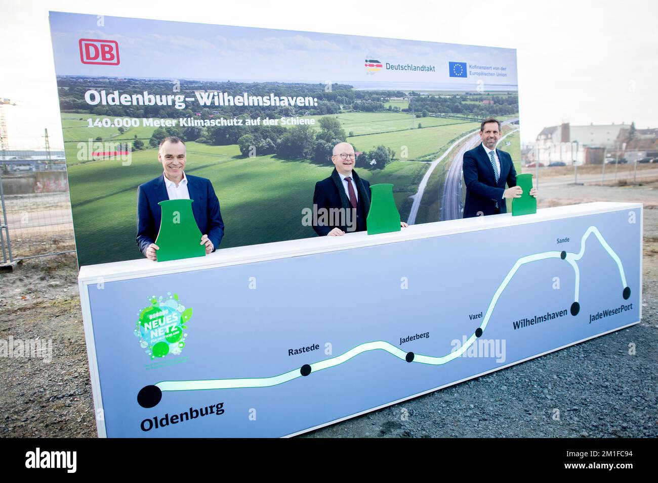 12 December 2022, Lower Saxony, Oldenburg: Berthold Huber (l-r), Member ...