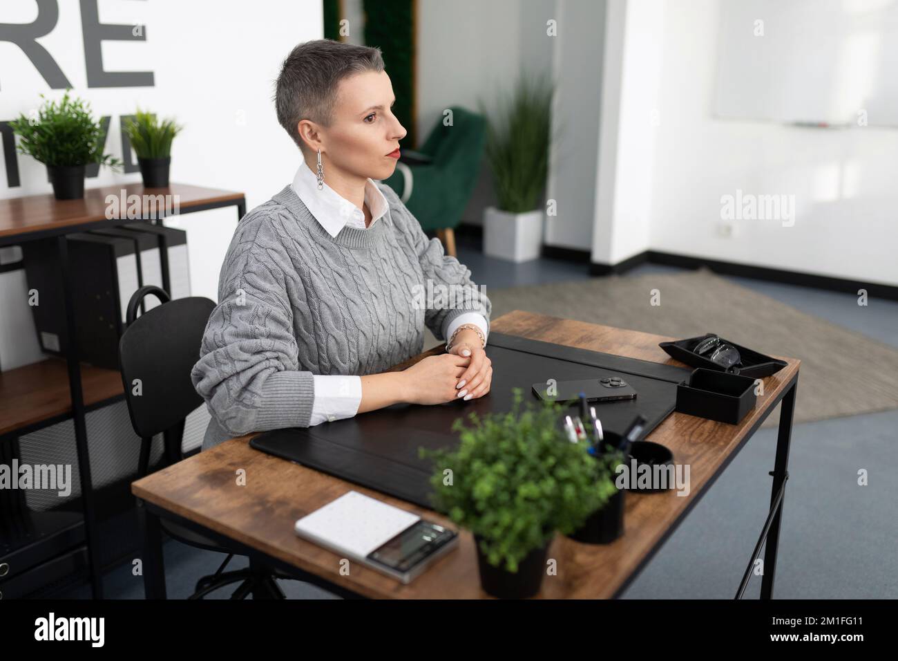 woman worker in the office sitting at the table Stock Photo - Alamy
