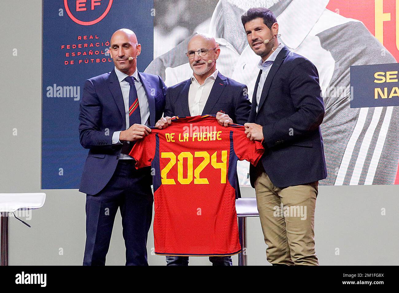 Spain's national football team new head coach Luis de la Fuente (c ...