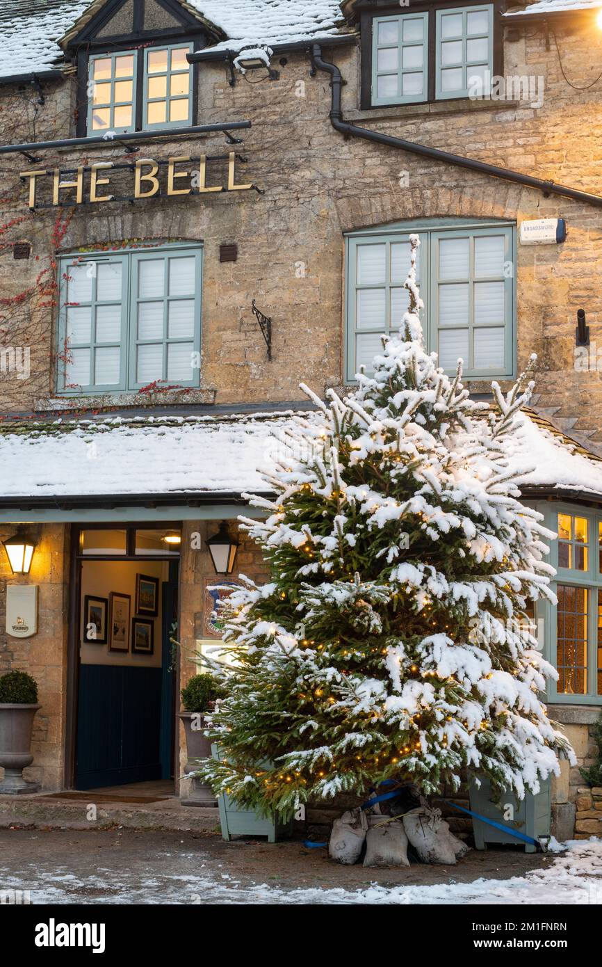 Christmas pub scene hi-res stock photography and images - Alamy