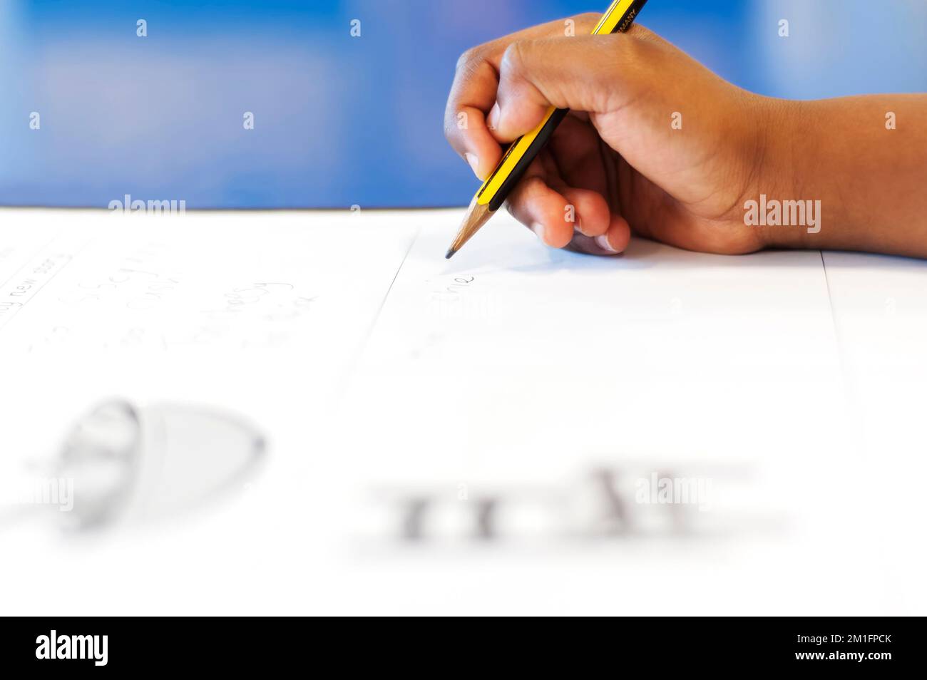 Hand holding pencil hi-res stock photography and images - Alamy