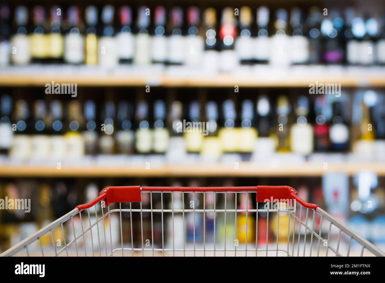 Liquor store shelves shopping cart hi-res stock photography and images ...