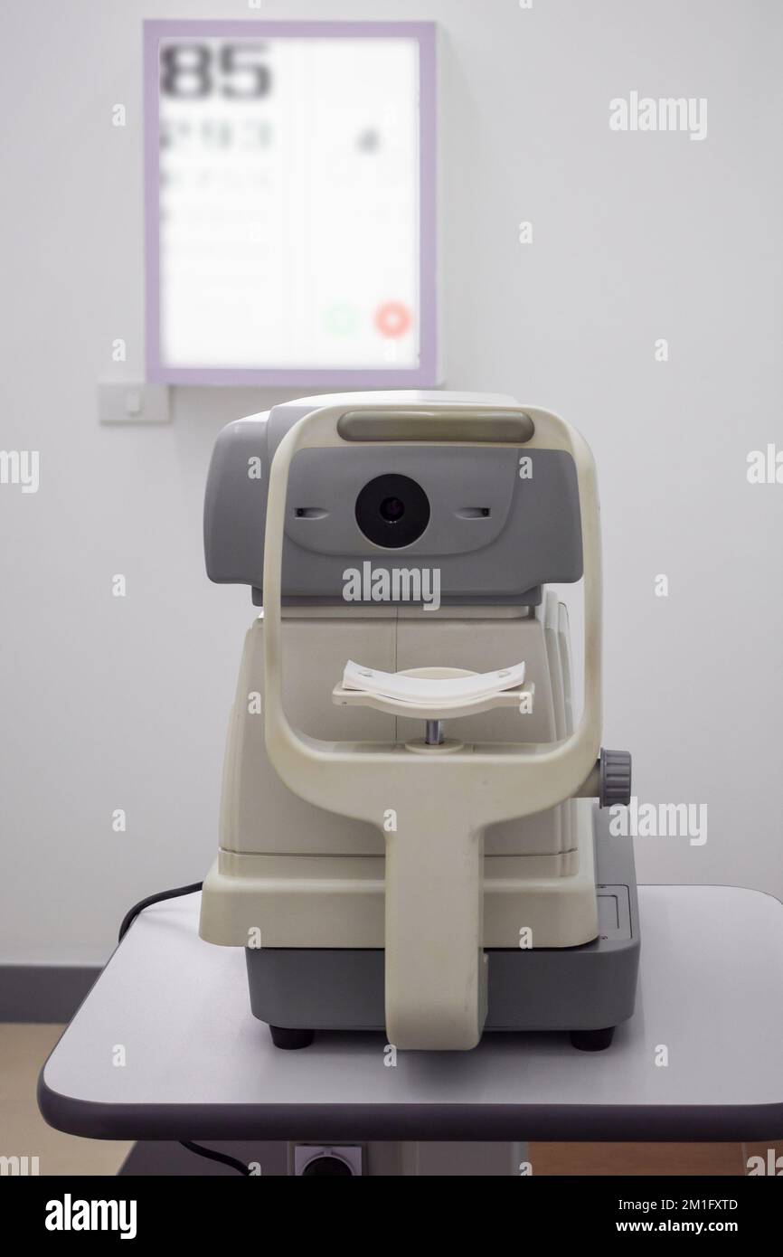 Eye test device hi-res stock photography and images - Alamy