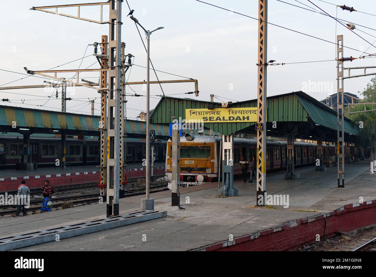 Howrah railway platform hi-res stock photography and images - Alamy
