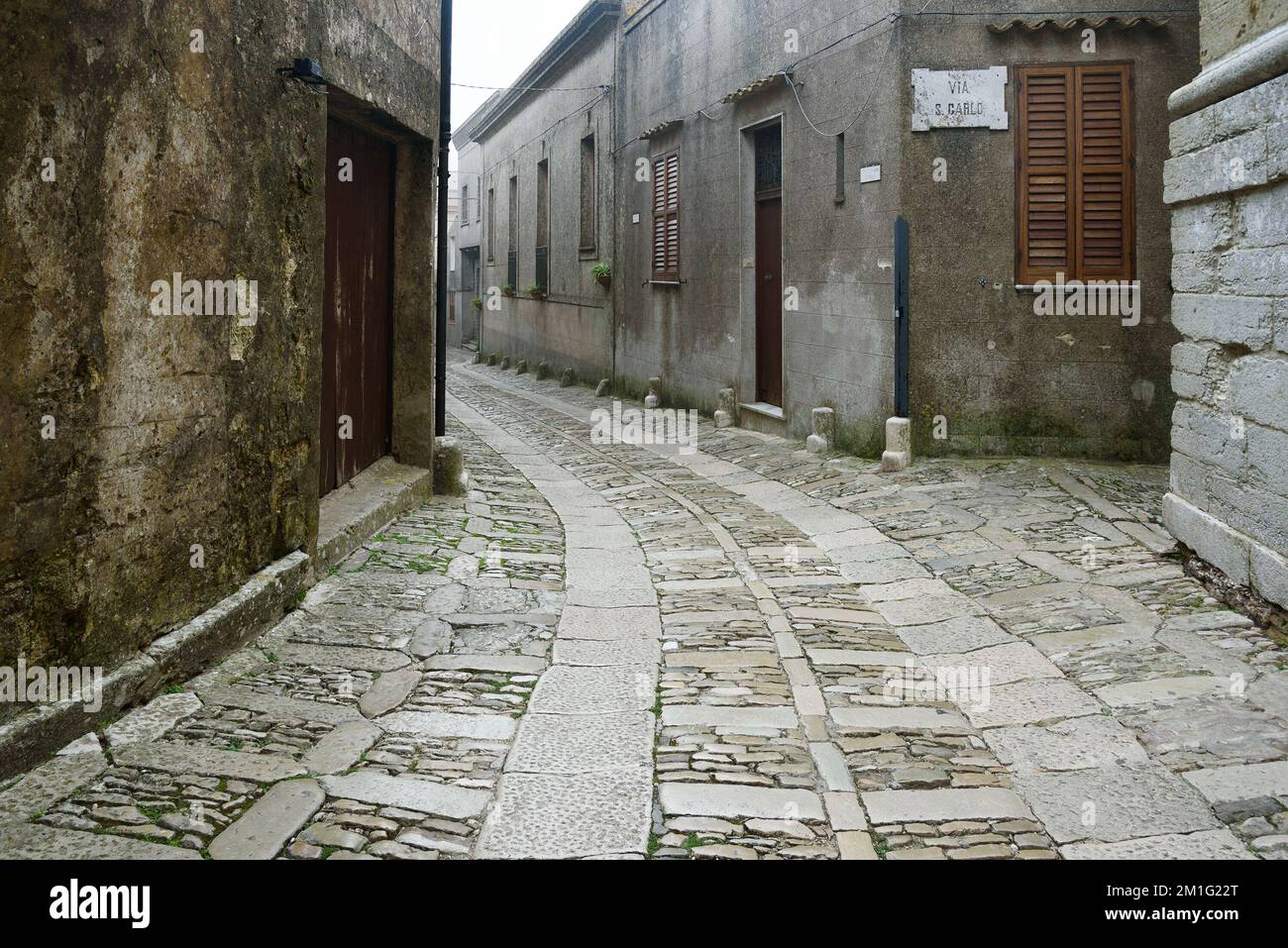 A traditional narrow stone lane in Erice Stock Photo - Alamy