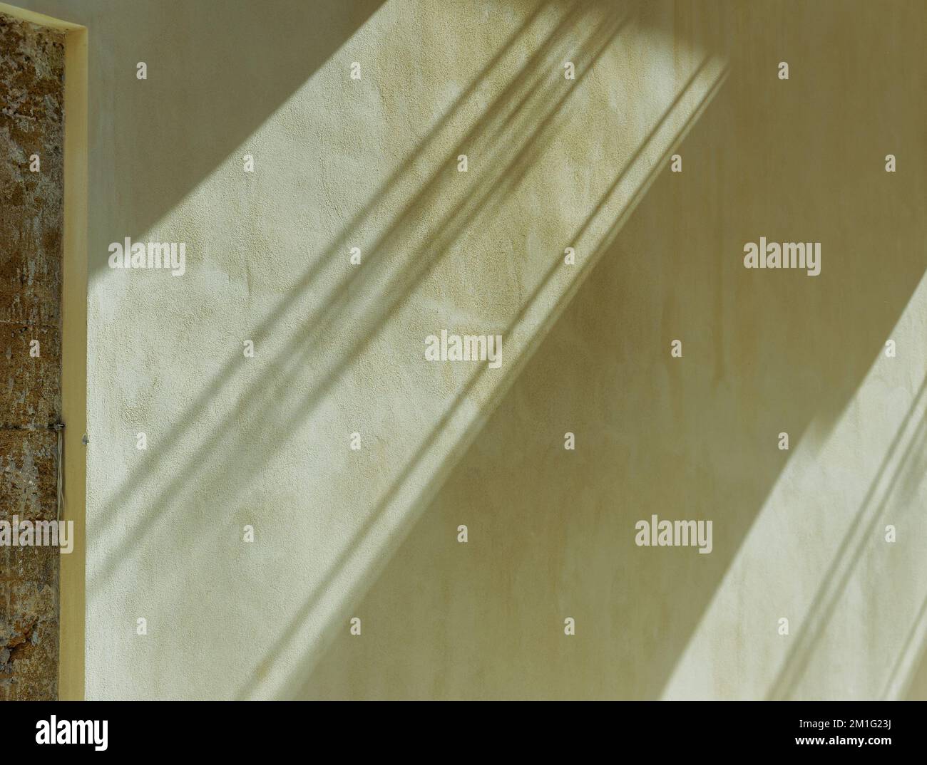 Natural diagonal lines of light and shadow on the wall Stock Photo - Alamy