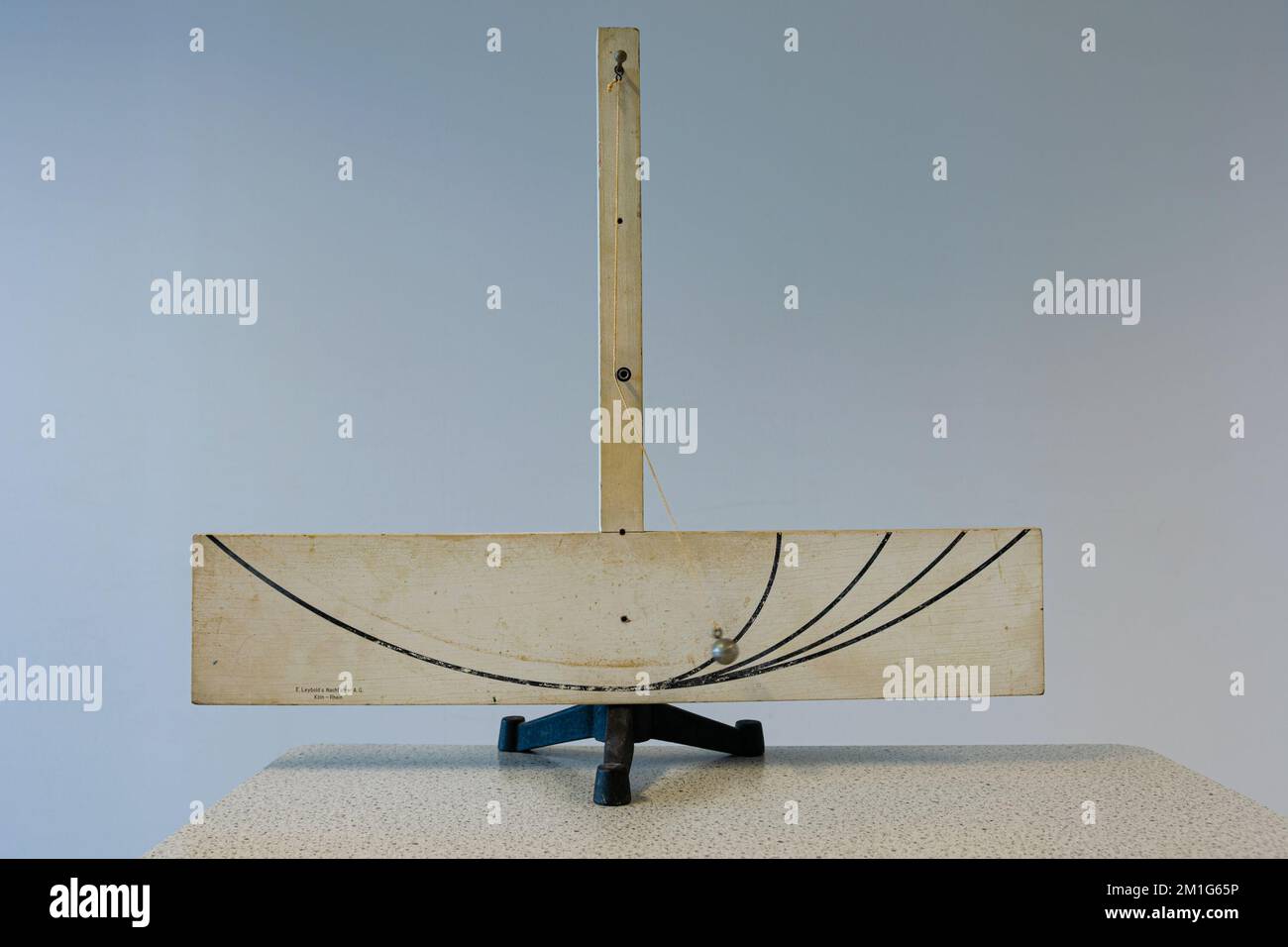 Pendulum device, where the length of can be varied, which causes a ...