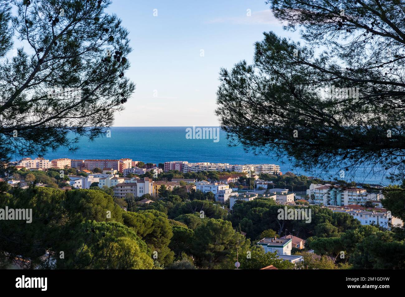 Paysage sur la ville avec la mer comme horizon depuis la Montée des ...