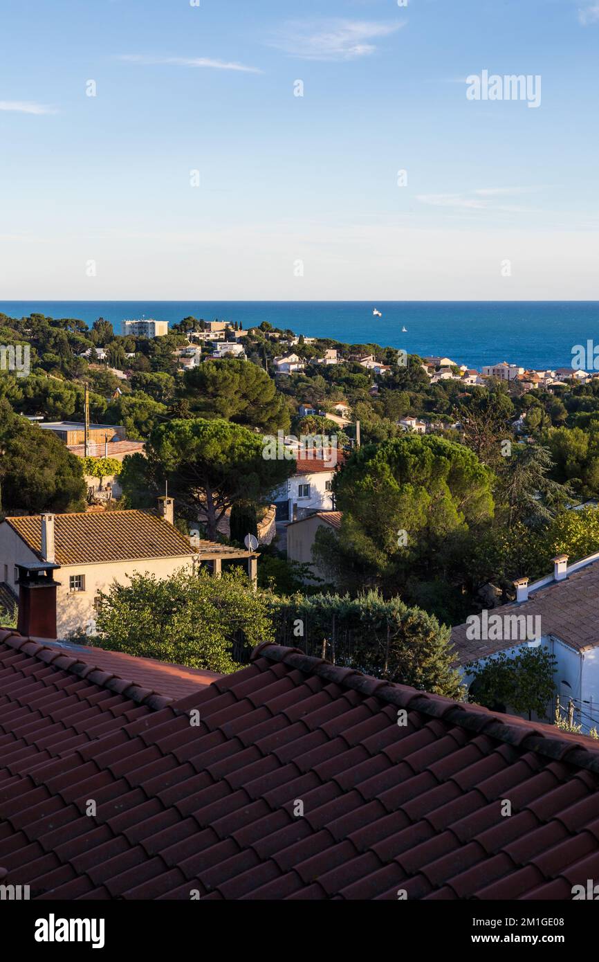 Paysage sur la ville avec la mer comme horizon depuis la Montée des ...