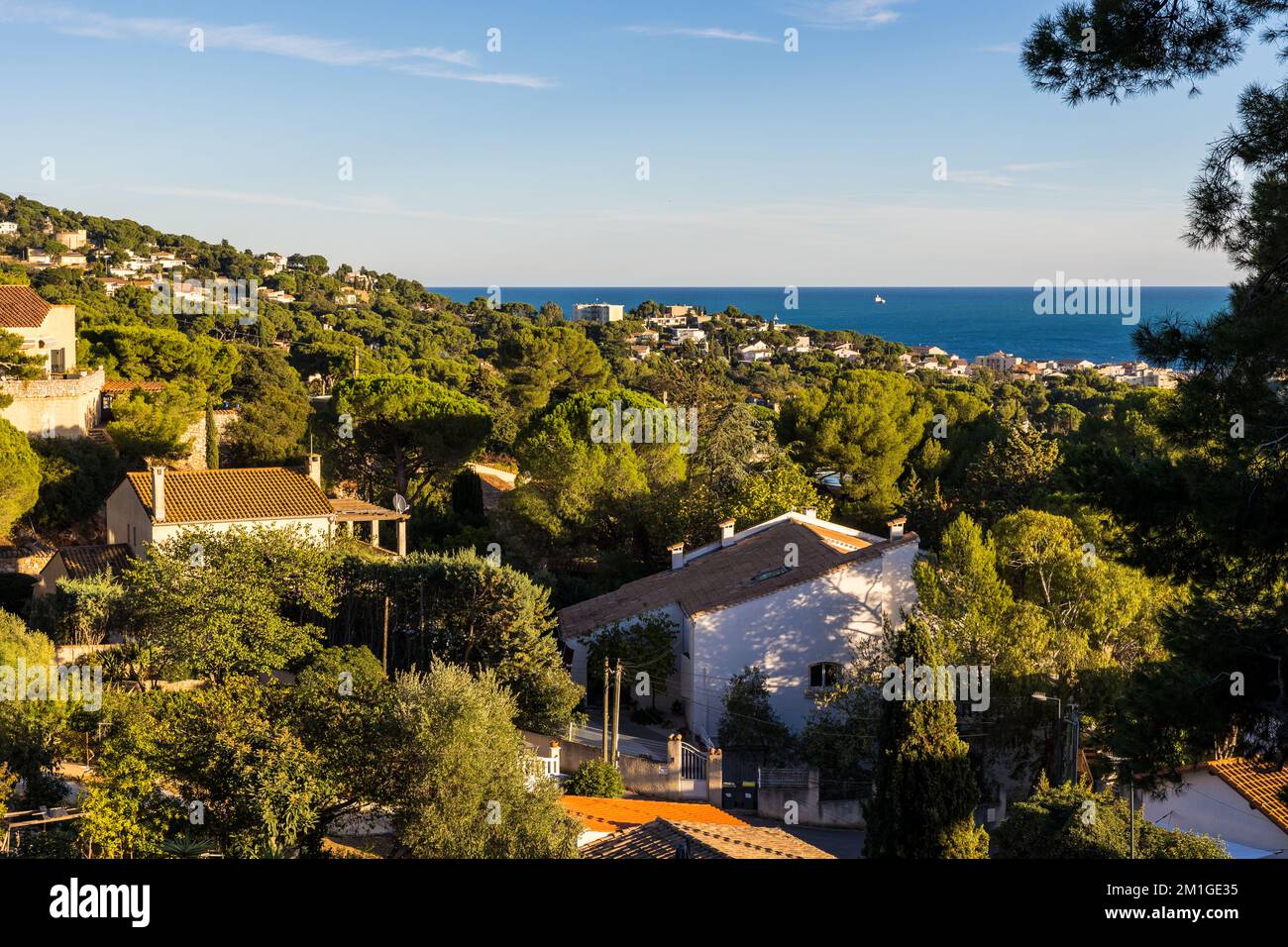 Paysage sur la ville avec la mer comme horizon depuis la Montée des ...