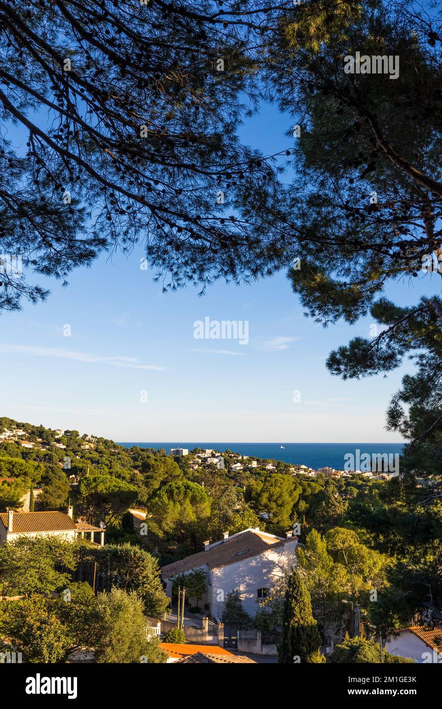 Paysage sur la ville avec la mer comme horizon depuis la Montée des ...