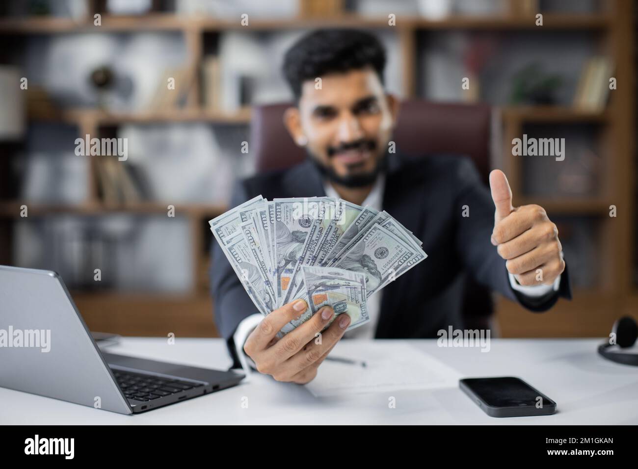 Man counting money allocation hi-res stock photography and images - Alamy