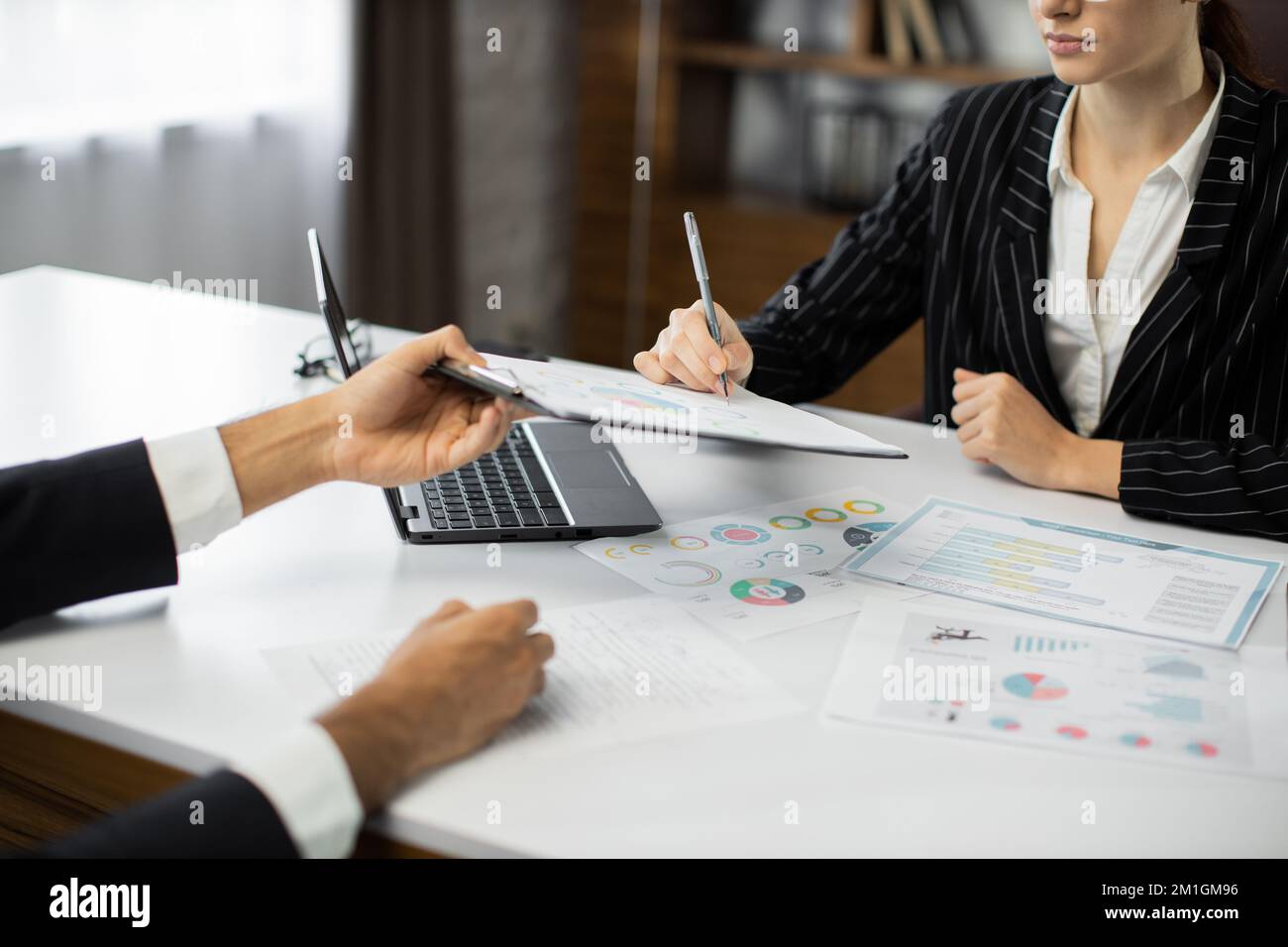 Indian businessman signing document hi-res stock photography and images ...