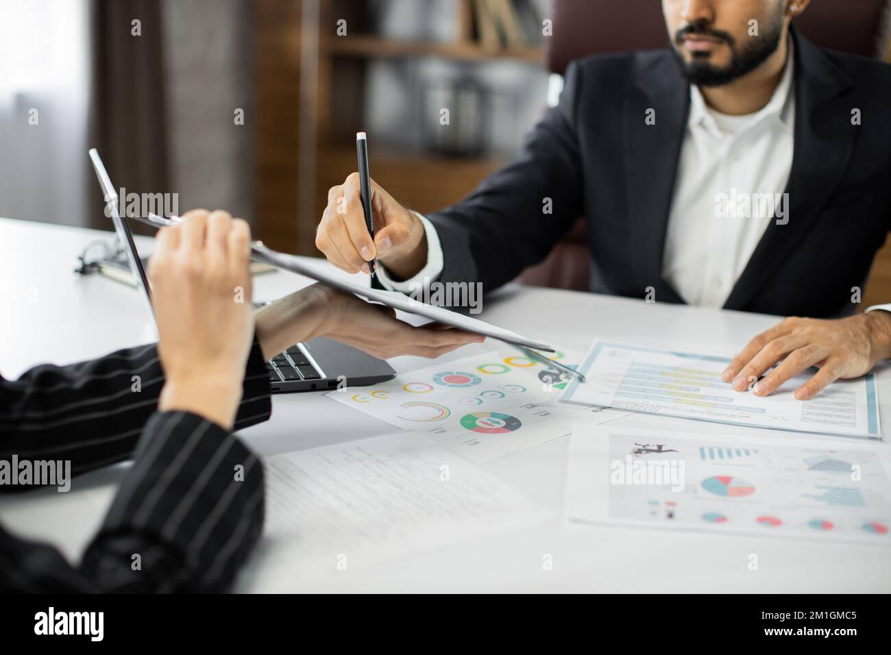 Indian businessman signing document hi-res stock photography and images ...
