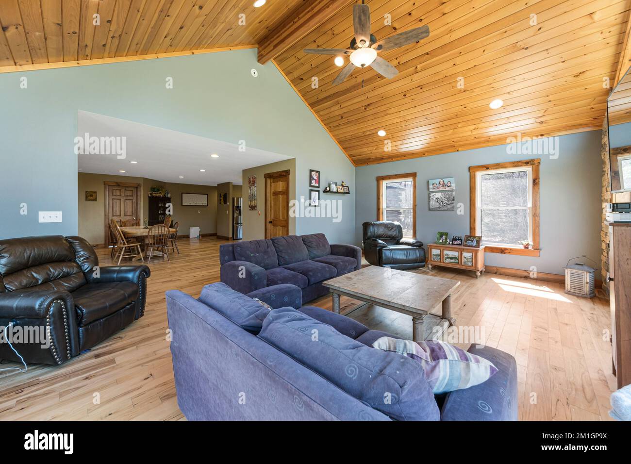 The beautiful contemporary rustic cabin interior living room design ...