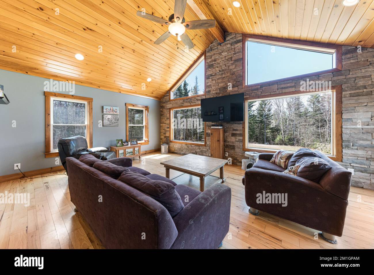 The beautiful contemporary rustic cabin interior living room design ...