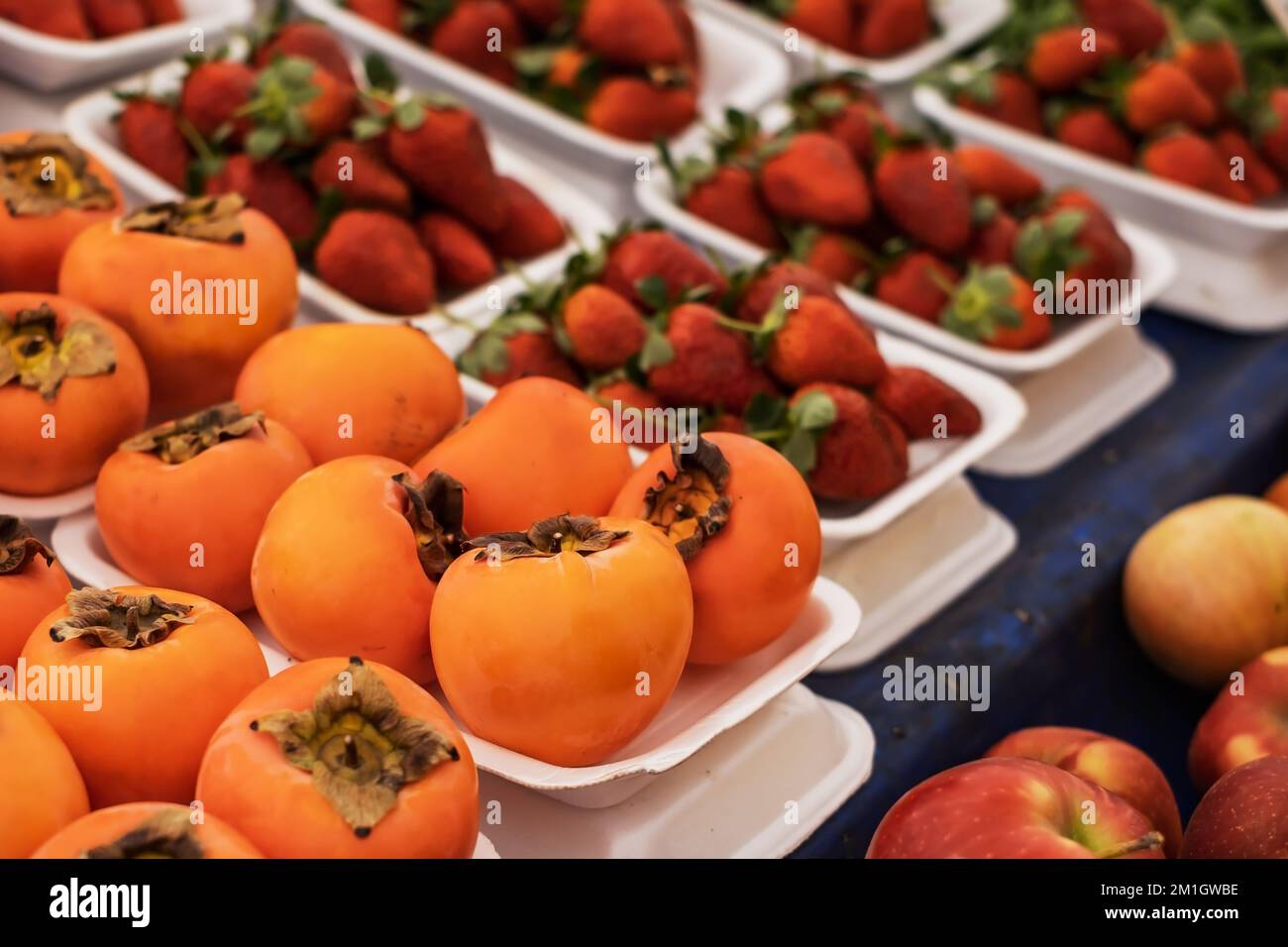 Organic persimmon fruit in pile at local farmers market Stock Photo - Alamy