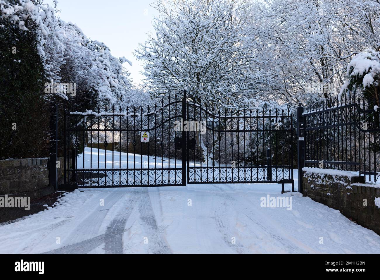 Large black wrought iron gates hi-res stock photography and images - Alamy