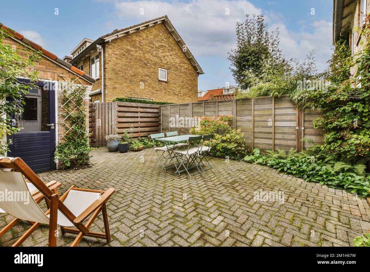 Outside table garden fence hi-res stock photography and images - Alamy
