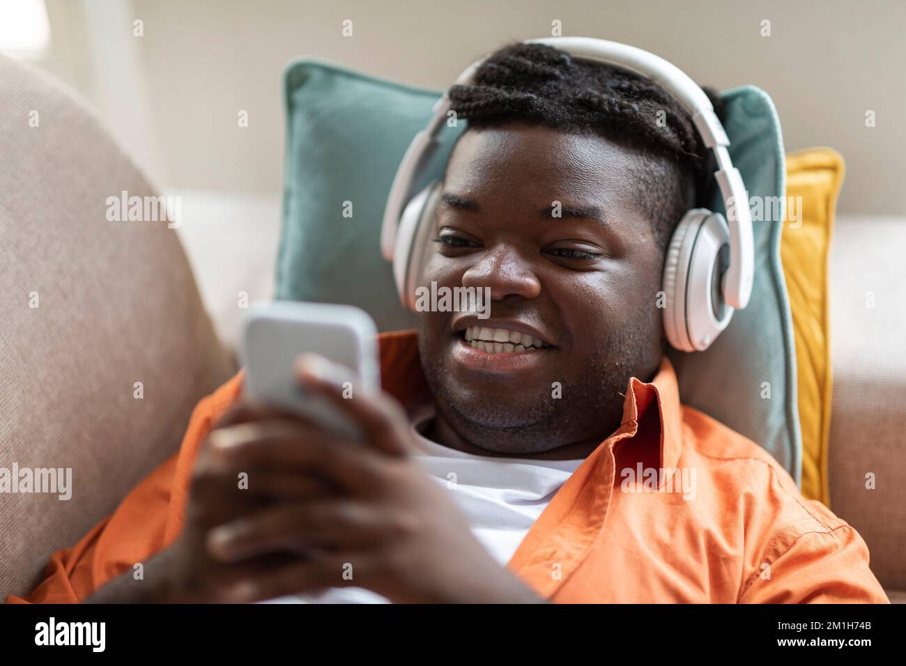 Fat man on couch hi-res stock photography and images - Alamy