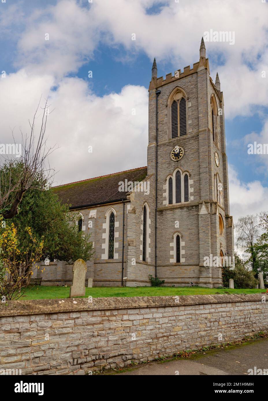 St. James church in the Warwickshire village of Alveston Stock Photo ...