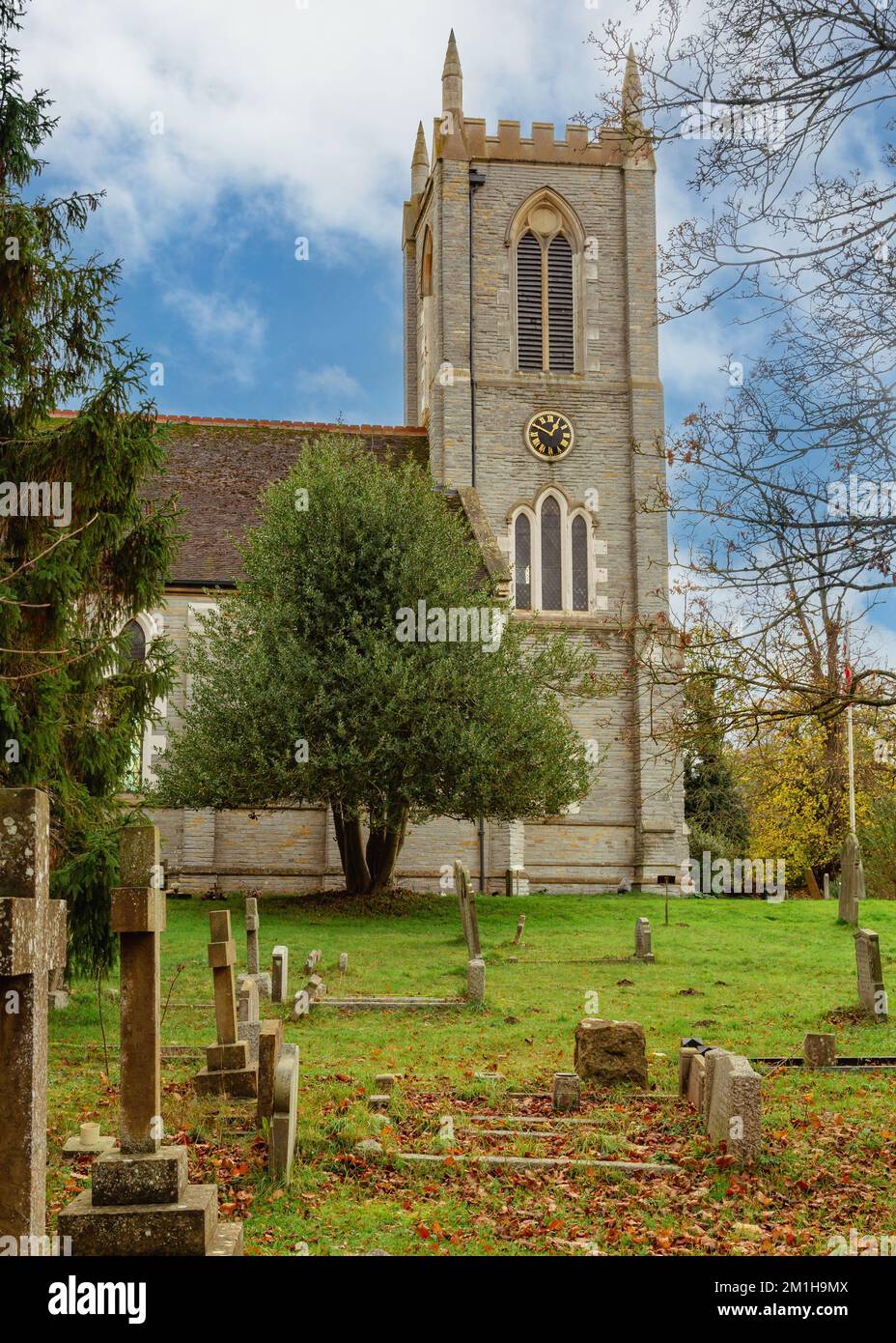 St. James church in the Warwickshire village of Alveston Stock Photo ...