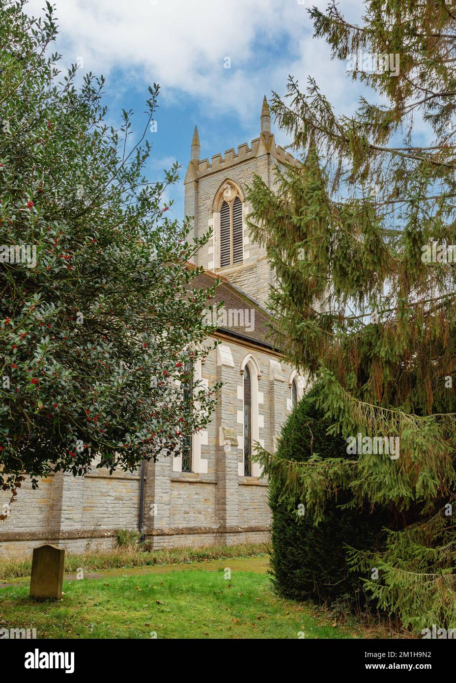 St. James church in the Warwickshire village of Alveston Stock Photo ...