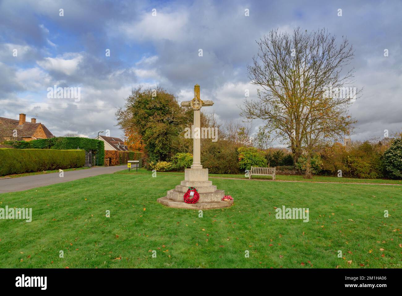 War memorial on village green in Alveston, Warwickshire Stock Photo - Alamy