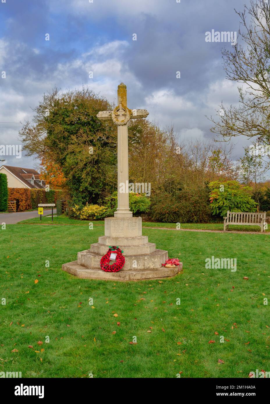 War memorial on village green in Alveston, Warwickshire Stock Photo - Alamy