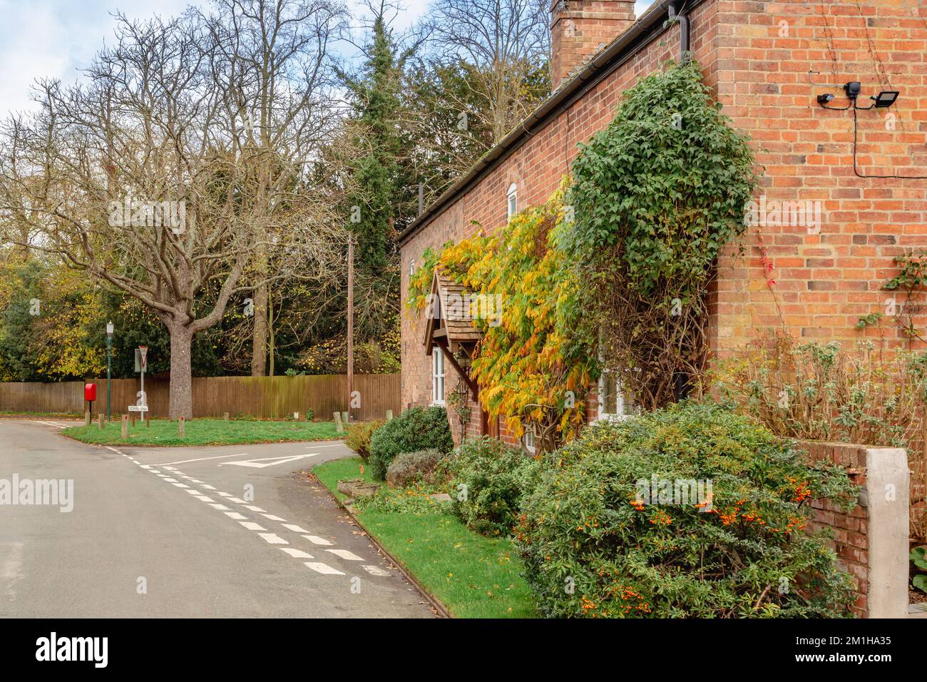 Street views with cottages in the Warwickshire village of Alveston ...
