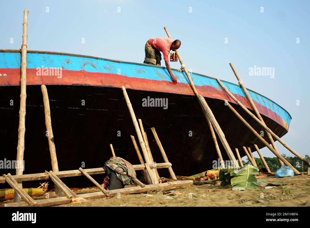 Sylhet, Sylhet, Bangladesh. 12th Dec, 2022. Craftsmen are busy making ...