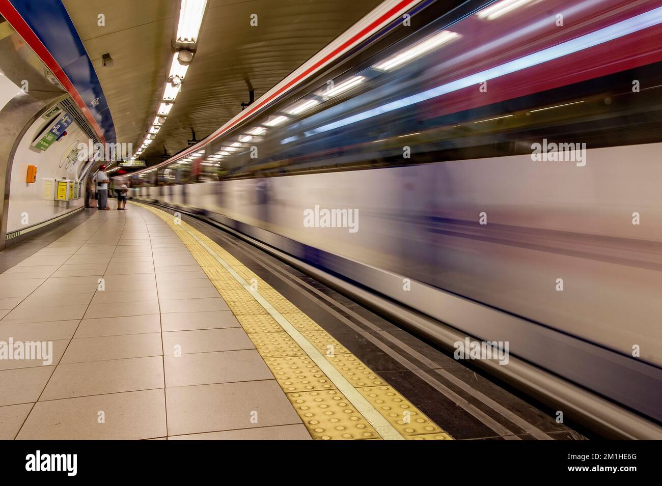 Train arriving at Opera station on the Madrid Metro Stock Photo - Alamy