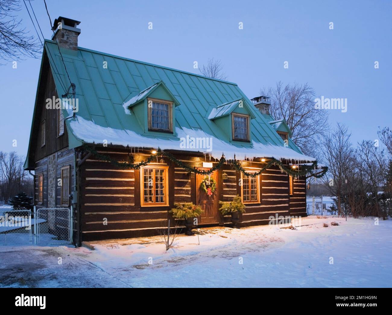 Old log cabin night hi-res stock photography and images - Alamy