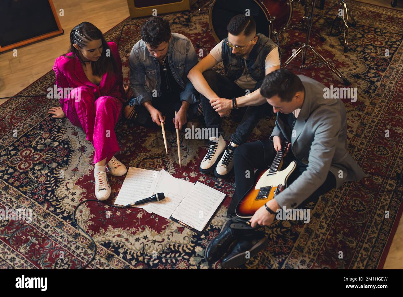 Woman singer with drummer guitarist hi-res stock photography and images ...