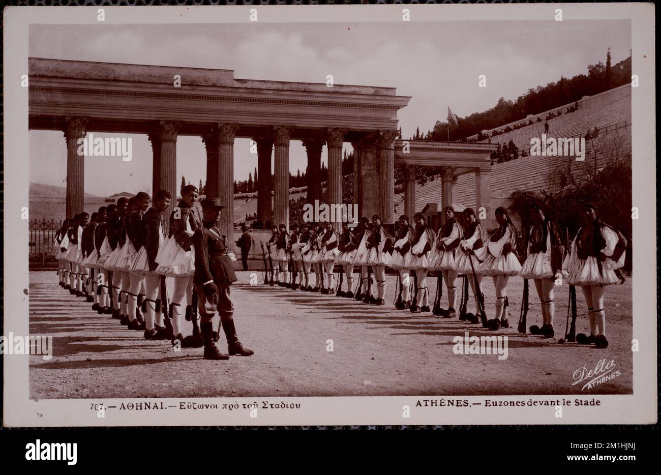 Αθηναι. Εὔζωνοι πρὸ τοῦ Σταδίου - Athènes. Euzones devant le Stade ...