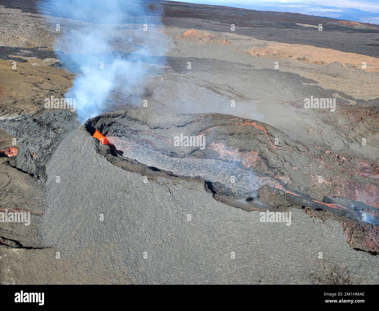 Mauna Loa, Hawaii, USA. 9th Dec, 2022. Eruptive activity in Mauna Loa's ...