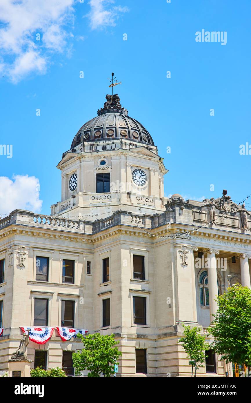 White courthouse building hi-res stock photography and images - Alamy