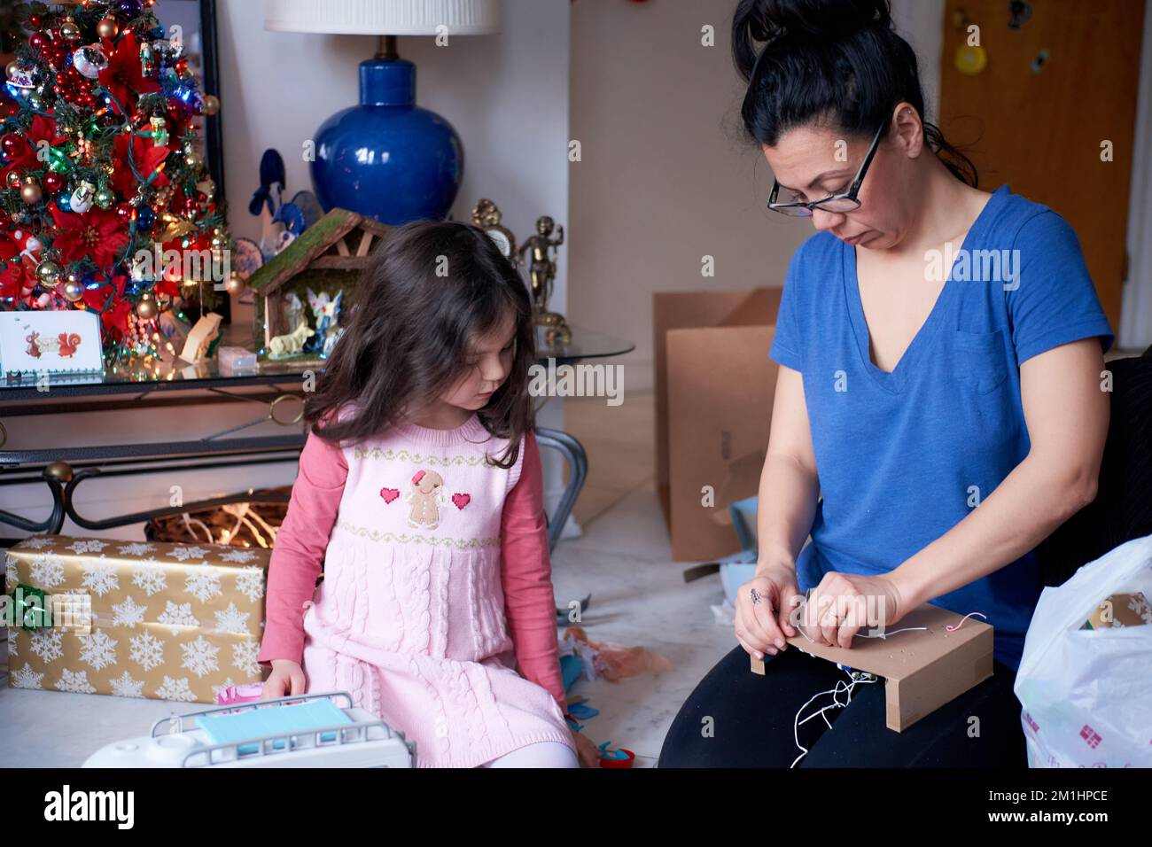 family opening presents on christmas morning Stock Photo - Alamy