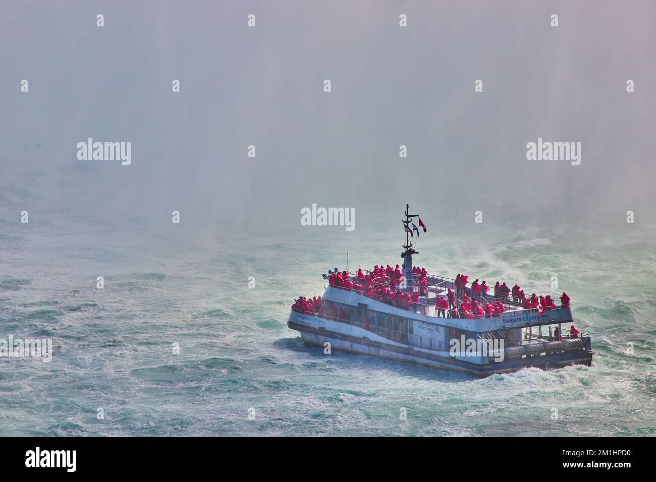 Tourist ship sailing into heavy mist at Niagara Falls Stock Photo - Alamy