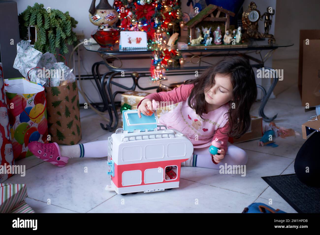 family opening presents on christmas morning Stock Photo - Alamy