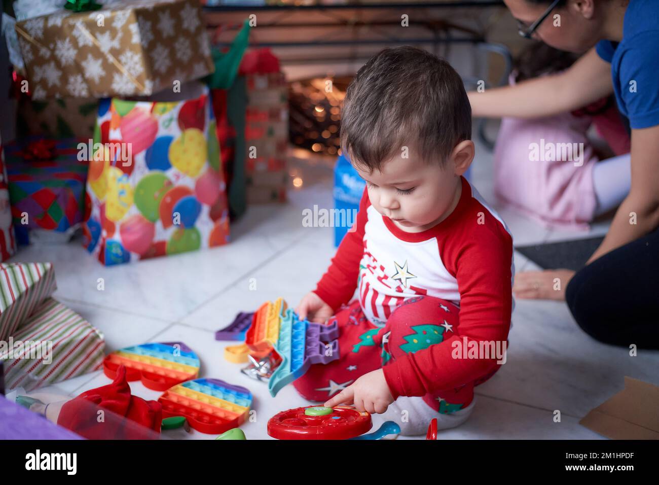 family opening presents on Christmas morning Stock Photo - Alamy
