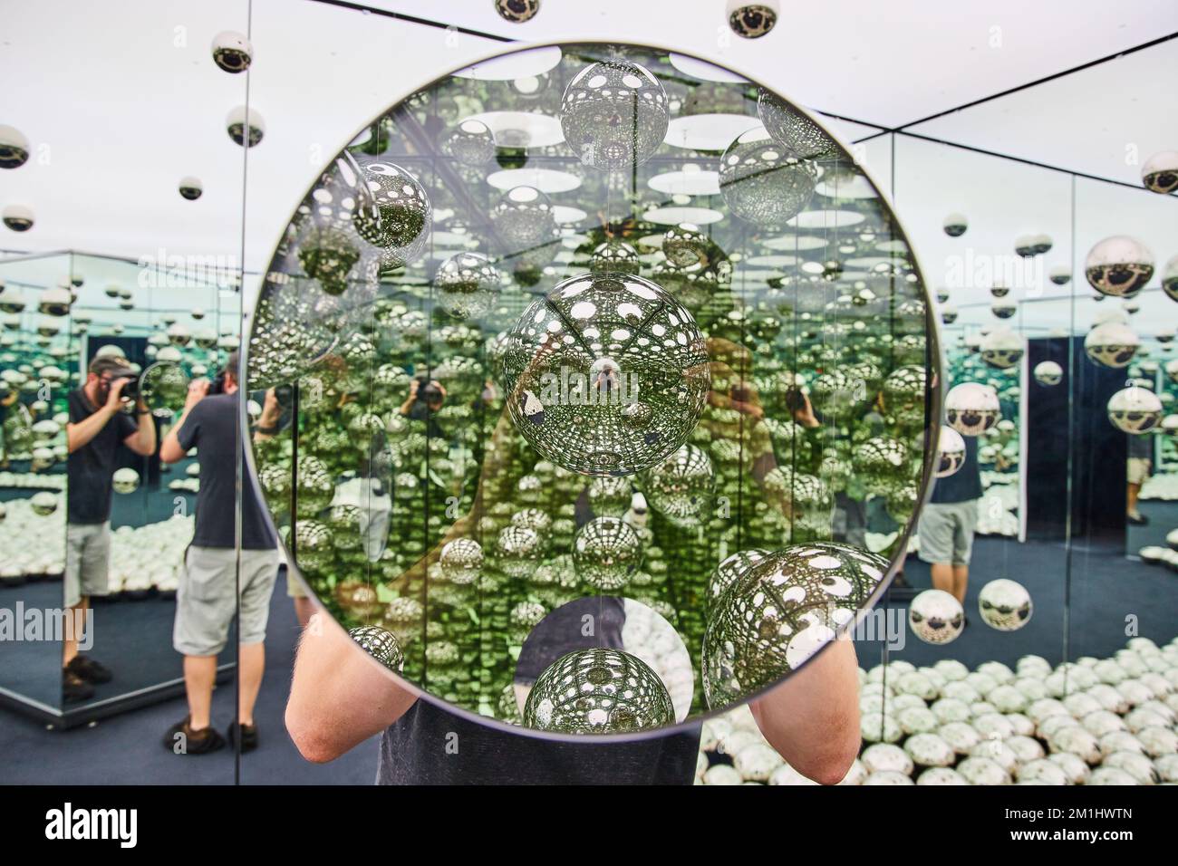 Infinity room of mirrors and spheres Stock Photo - Alamy