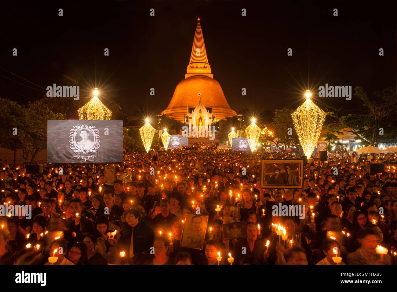 Thai people singing the anthem and hold the portrait of His Majesty ...