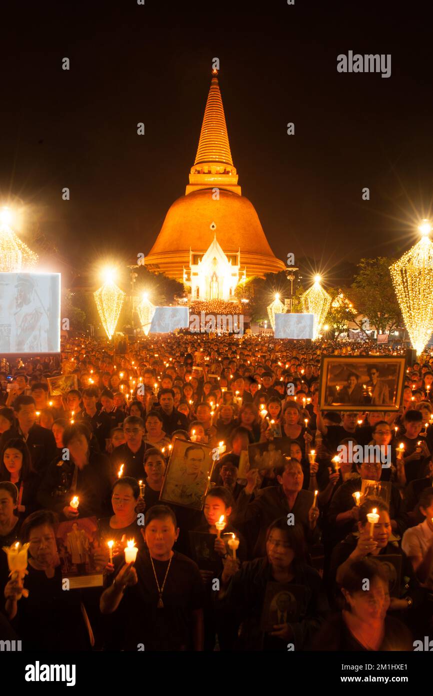 Thai people singing the anthem and hold the portrait of His Majesty ...