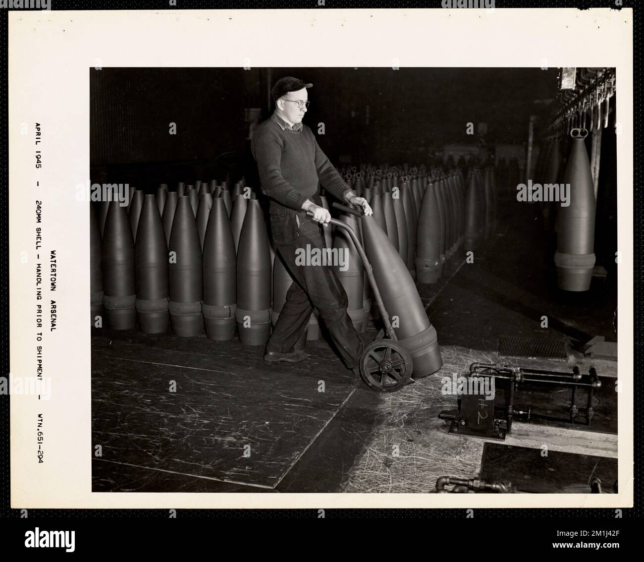Handling shells hi-res stock photography and images - Alamy